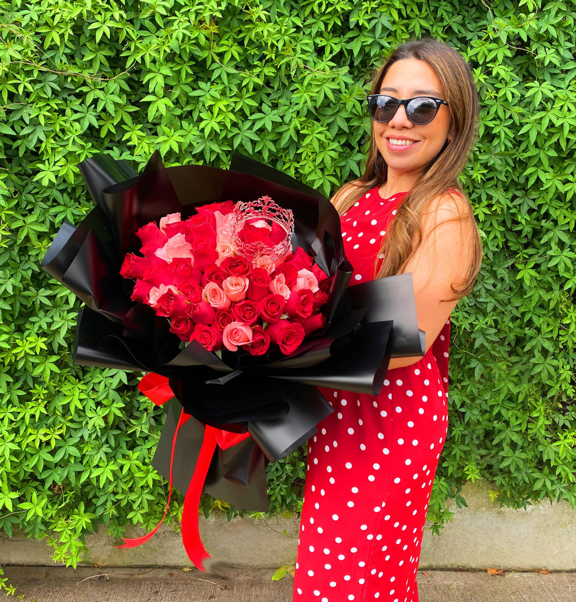 Ramo de 80 Rosas con Corona – Tesoro Floral